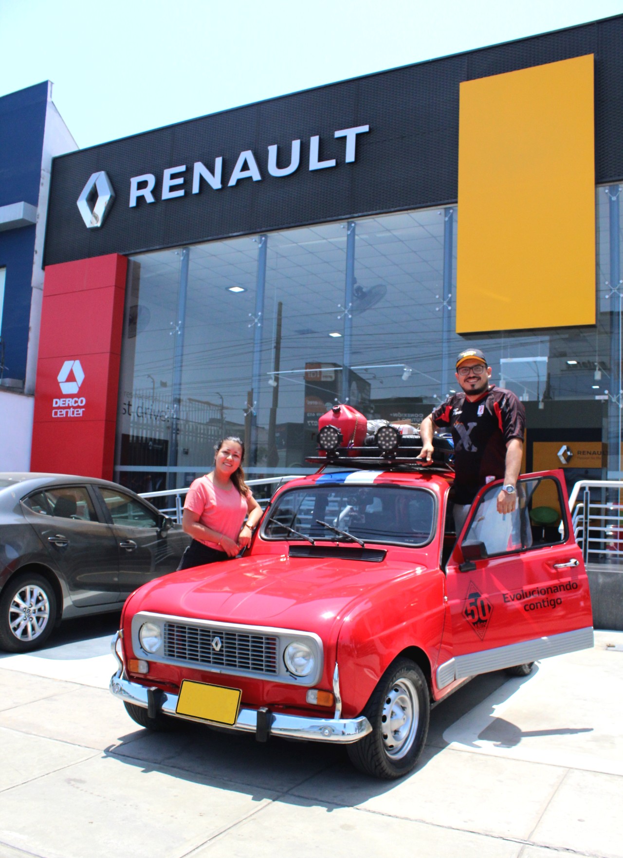 Viajero colombiano recorre Sudamérica en un clásico Renault 4 Máster ...